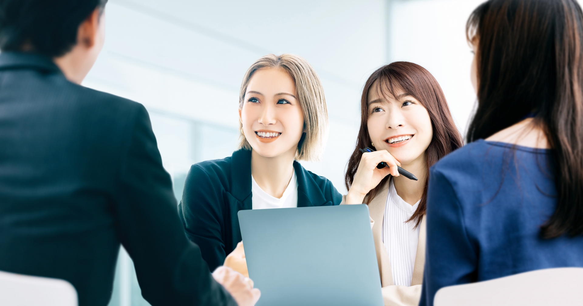 SIerとITコンサルの違いとは？ 業務内容やスキル・年収・転職のポイントを解説 - THE CONSUL